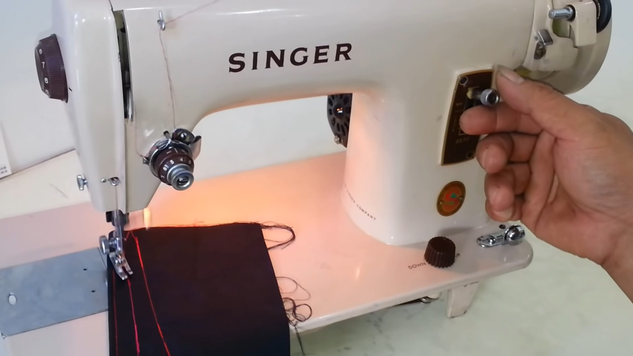 Singer Sewing Machine won't turn on and How to solve